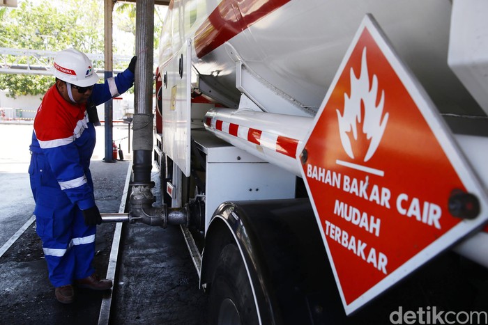 Melihat Lebih Dekat Terminal BBM di Makassar