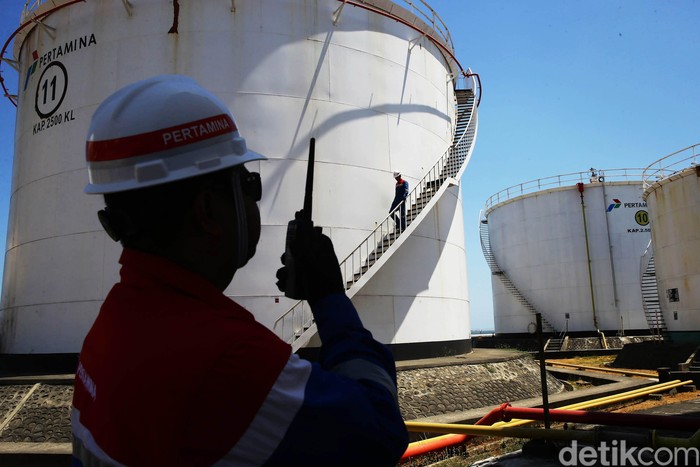 Melihat Lebih Dekat Terminal BBM di Makassar
