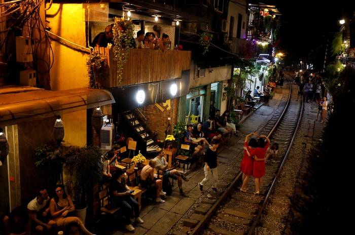 Unik! Deretan Kafe Ini Berdiri di Pinggir Rel Kereta Api