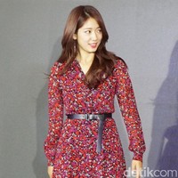 Cantiknya Park Shin Hye Bergaun Merah saat Jumpa Fans di Jakarta