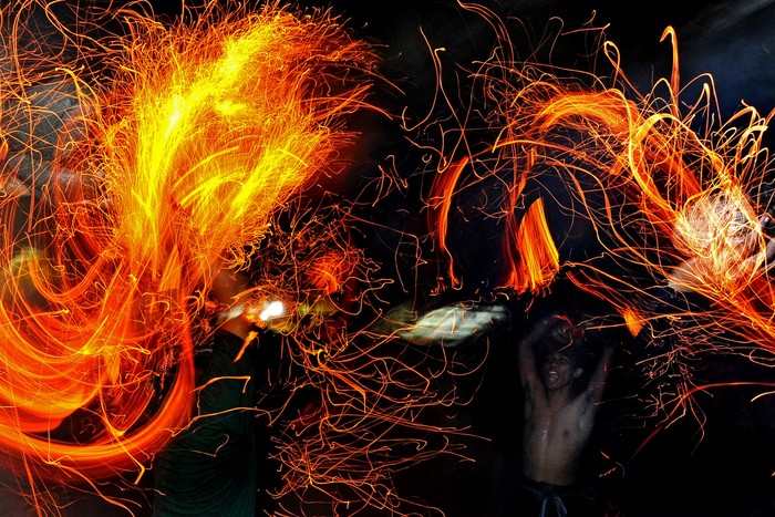 Melihat Tradisi Perang Api di Pulau Dewata Bali