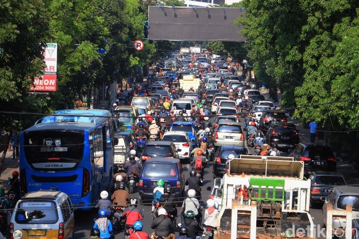 Potret Kemacetan Jalan Jakarta di Pagi Hari Potret Kemacetan Jalan Jakarta di Pagi Hari