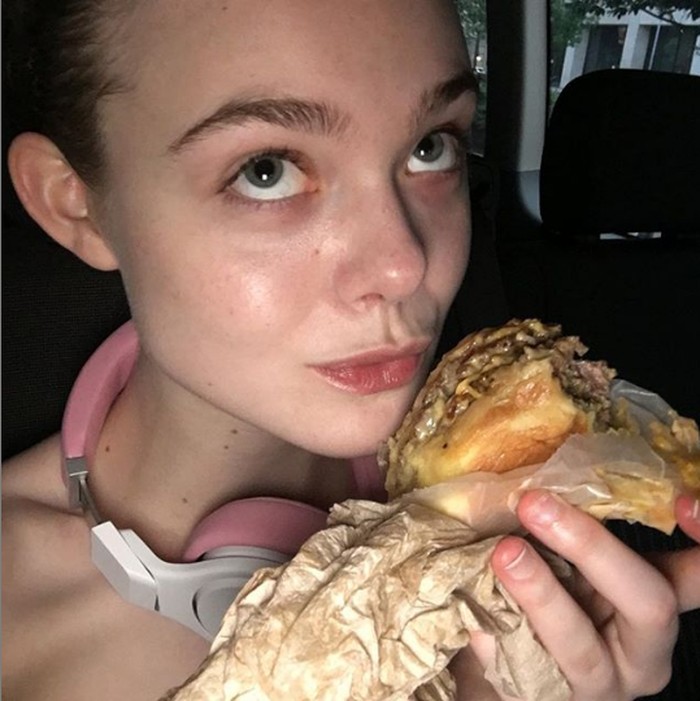 Ini Gaya Kulineran Elle Fanning yang Doyan Makan Burger