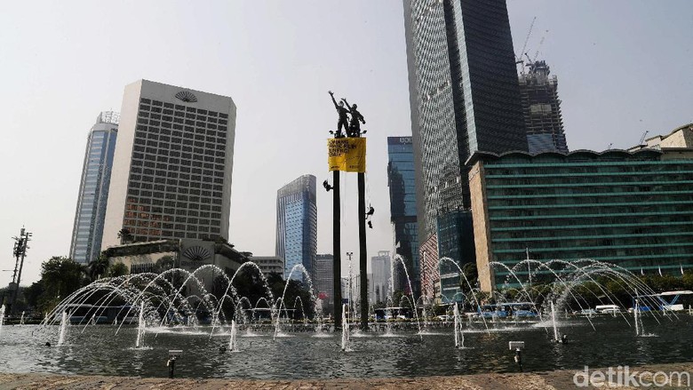 Spanduk Kuning Greenpeace Juga Mejeng di Patung Bundaran HI