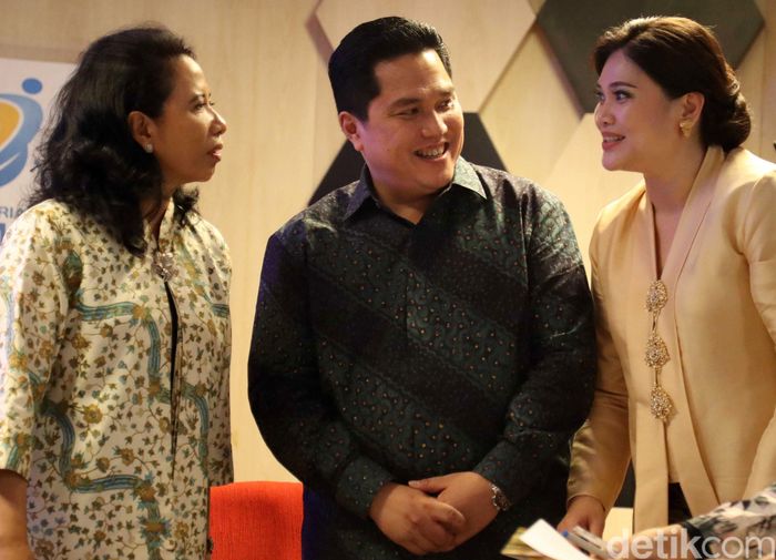 Ekspresi Rini Saat Serahkan Jabatan ke Erick Thohir - Foto 8 Ekspresi Rini Saat Serahkan Jabatan ke Erick Thohir - Foto 8