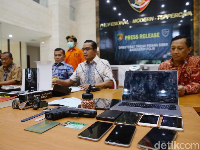 Polisi Tangkap Hacker asal Jogja yang Retas Server Perusahaan AS Polisi Tangkap Hacker asal Jogja yang Retas Server Perusahaan AS