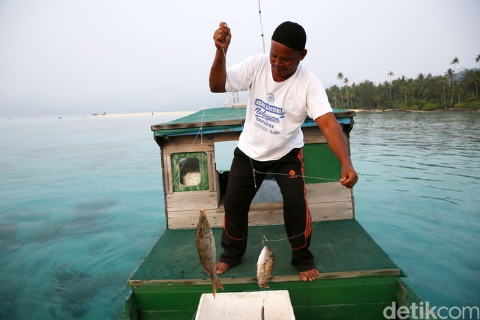 Melihat Nelayan Tradisional Mancing Ikan di Pulau Setanau