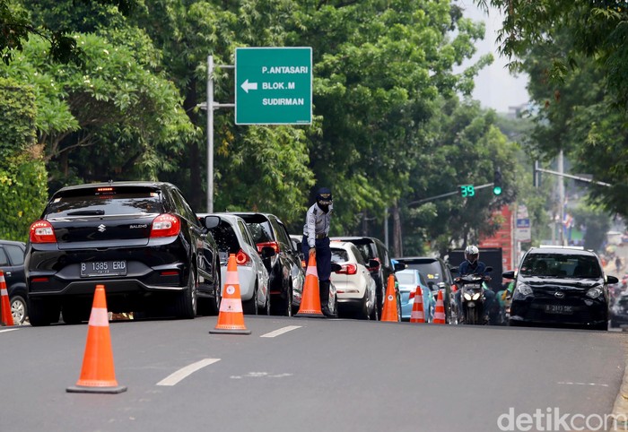 Suasana Lalu Lintas di Jalan Kemang Raya yang Dibagi 3 Lajur