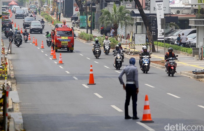 Suasana Lalu Lintas di Jalan Kemang Raya yang Dibagi 3 Lajur