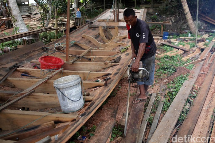 Mengintip Proses Pembuatan Kapal Pompong di Natuna