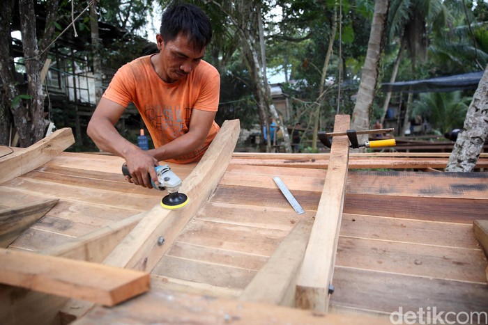 Mengintip Proses Pembuatan Kapal Pompong di Natuna