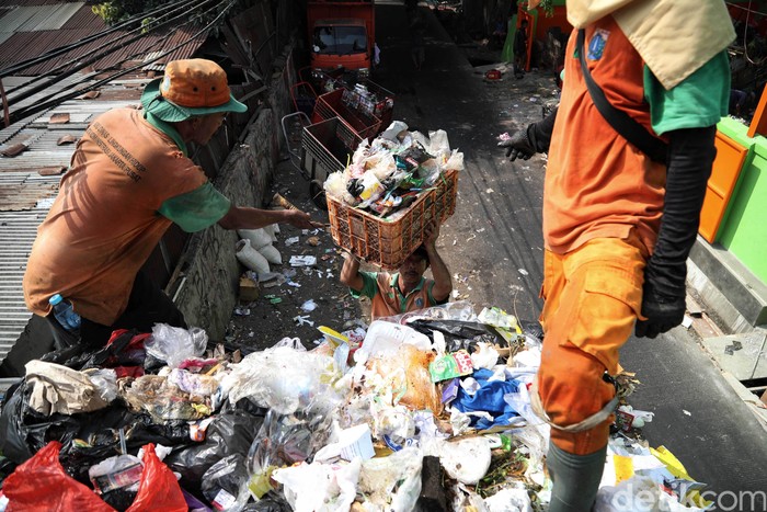Memilah Sampah Sebelum Dibuang ke Bantargebang