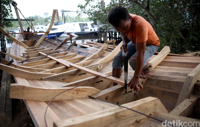 Mengintip Proses Pembuatan Kapal Pompong di Natuna