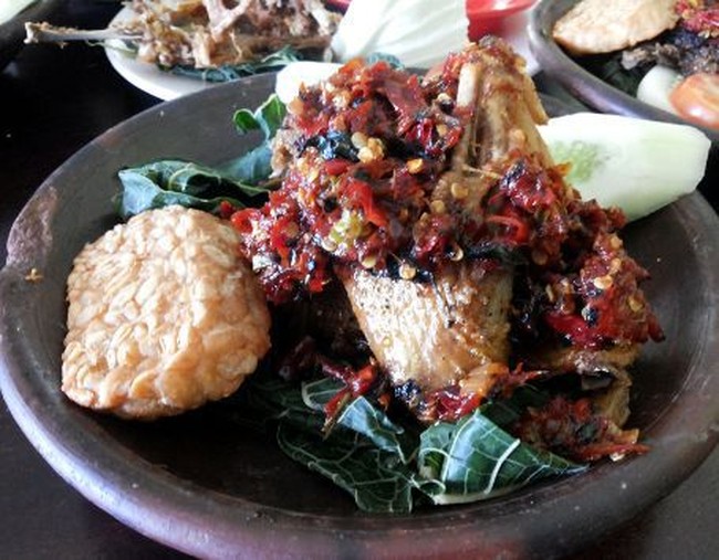Pedas Mampus Bebek Penyet Ada di 5 Tempat Makan Ini - Halaman 6