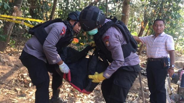 Warga Merak Temukan Mortir Diduga Aktif Seberat 10 Kg Warga Merak Temukan Mortir Diduga Aktif Seberat 10 Kg