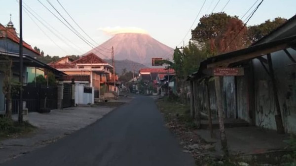 Potret Gunung Semeru 'Bertopi' yang Bikin Kangen Netizen