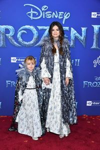 Cute! Selena Gomez dan Adik Kembaran Jadi Ice Princess di Premier ...