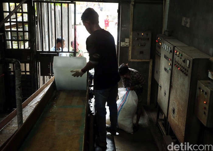 Geliat Bisnis Es Batu di Pulau Terdepan Indonesia