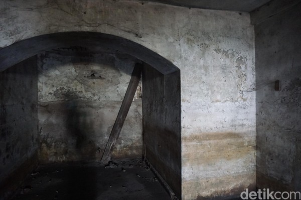 Foto: Bunker Zaman Old di Stasiun Tanjung Priok