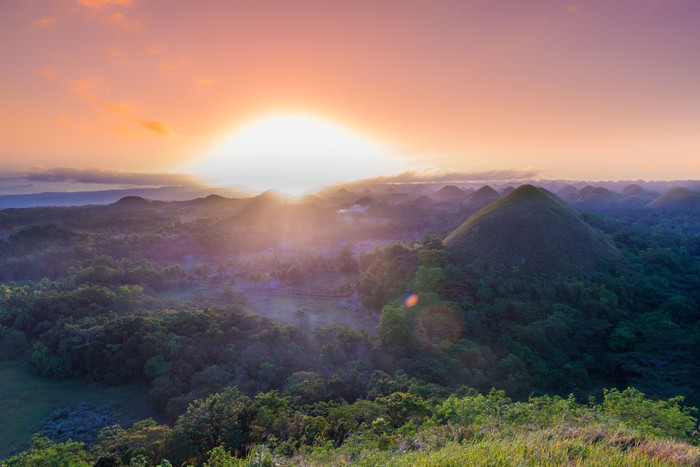 Potret Bukit Cokelat yang Mitosnya dari Air Mata Raksasa