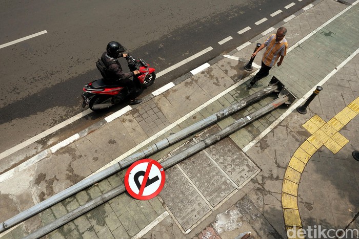 Tiang PJU Halangi Jalur Pejalan Kaki di Kampung Melayu