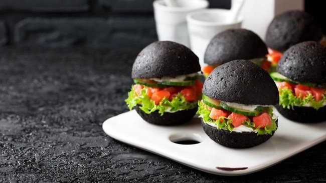 Bikin Makanan Hitam Legam, Ini 5 Fakta Menarik Charcoal! - Halaman 4