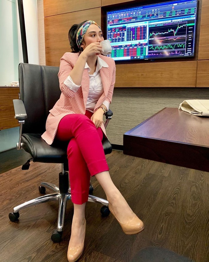 Kenalan dengan Shella O, Asisten Hotman Paris yang Cantik dan Doyan Ngopi