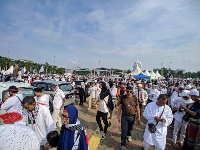 Massa Reuni 212 Mulai Bubarkan Diri Massa Reuni 212 Mulai Bubarkan Diri