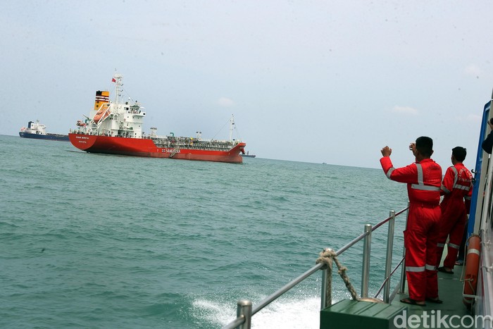 Melihat Dari Dekat Kapal Tanker Sinar Morotai