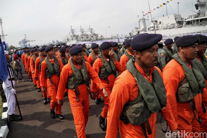 Potret Defile TNI Angkatan Laut di Hari Armada 2019