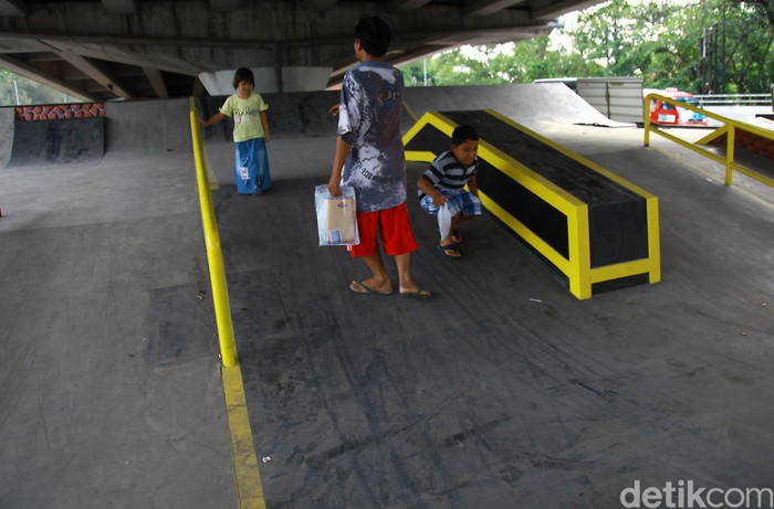 Melihat Skatepark di Kolong Flyover Pasar Rebo yang Hampir Rampung