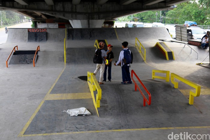 Melihat Skatepark di Kolong Flyover Pasar Rebo yang Hampir Rampung