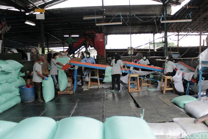 Melihat Proses Daur Ulang Botol Plastik Air Kemasan