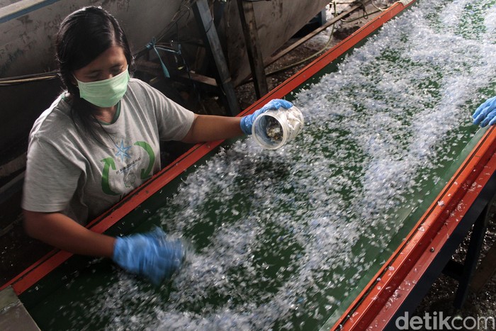 Melihat Proses Daur Ulang Botol Plastik Air Kemasan - Foto 3