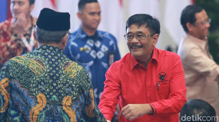 Viral 'Brimot' Berseragam Loreng, Djarot: Satgas PDIP Namanya Cakra Buana! Viral 'Brimot' Berseragam Loreng, Djarot: Satgas PDIP Namanya Cakra Buana!