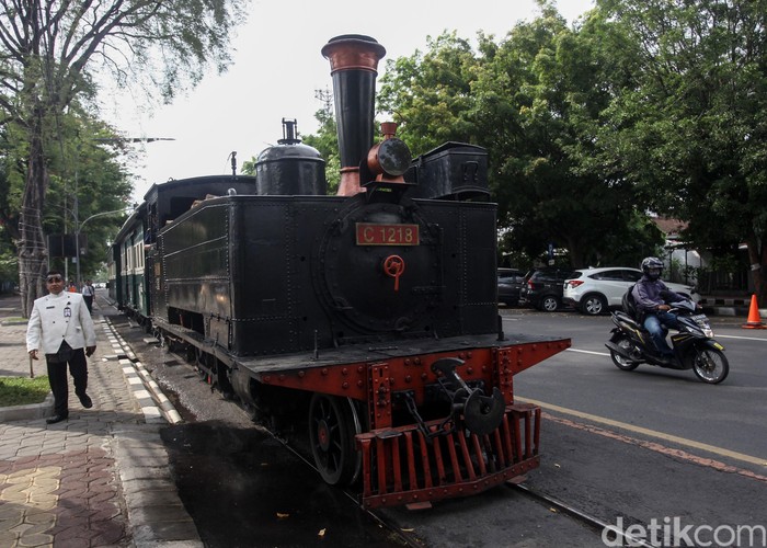 Seru Banget! Naik Kereta Api Uap Kuno di Solo