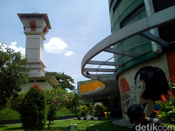Melihat Panorama Kudus dari Tugu Identitas
