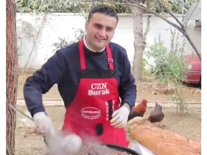 Burak Ozdemir, Chef Turki yang Viral Karena Selalu Senyum Saat Masak Burak Ozdemir, Chef Turki yang Viral Karena Selalu Senyum Saat Masak