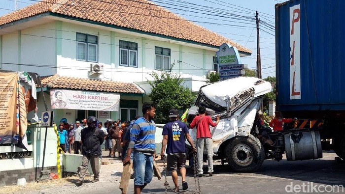 Jumlah Laka di Boyolali Naik, Truk Tabrak Puskesmas Paling Curi Perhatian Jumlah Laka di Boyolali Naik, Truk Tabrak Puskesmas Paling Curi Perhatian