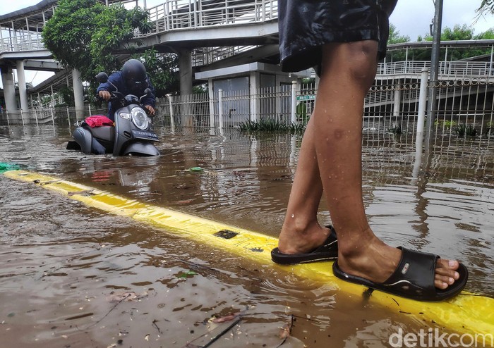 Banjir Lumpuhkan Jalan Perintis Kemerdekaan Jakarta