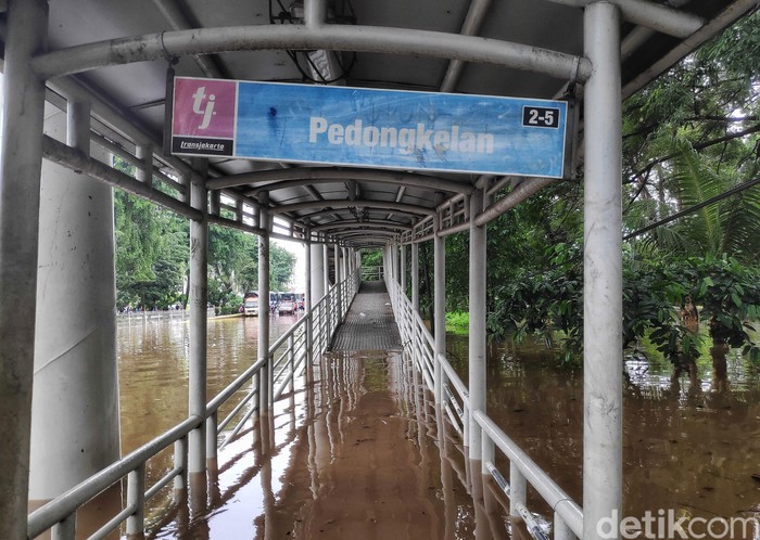 Banjir Lumpuhkan Jalan Perintis Kemerdekaan Jakarta