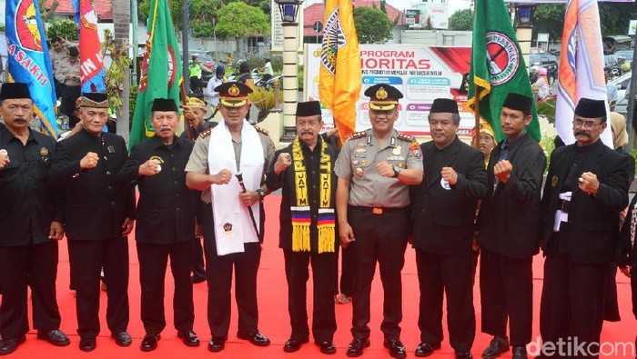 Atraksi Pendekar Silat Warnai Pisah Sambut Kapolresta Madiun Atraksi Pendekar Silat Warnai Pisah Sambut Kapolresta Madiun