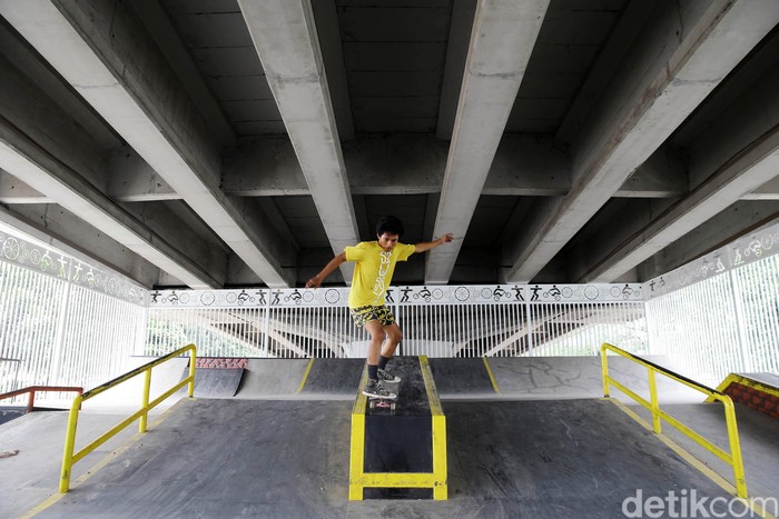 Asyiknya Bermain Skateboard di Skatepark Pasar Rebo