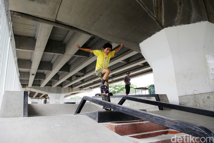 Asyiknya Bermain Skateboard di Skatepark Pasar Rebo