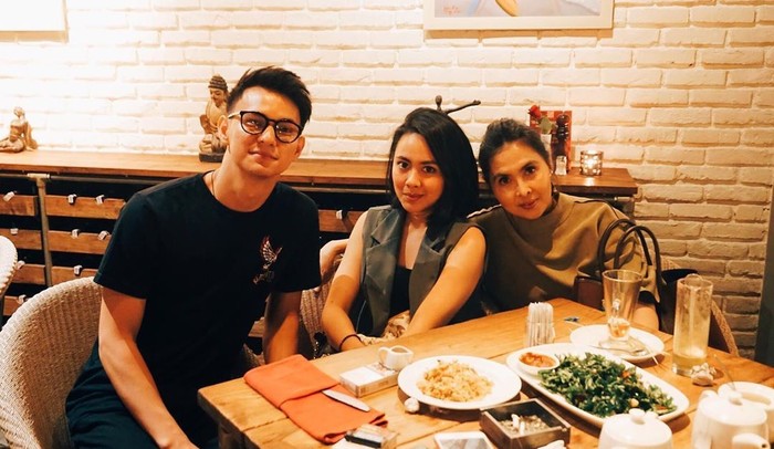 Resmi Menikah, Ini Momen Kulineran Seru Marcell Darwin dan Sang Istri