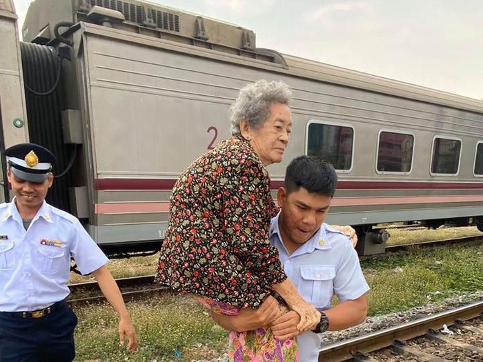 Foto Viral Kondektur Kereta Baik Hati Gendong Penumpang Tua, Bikin Salut Foto Viral Kondektur Kereta Baik Hati Gendong Penumpang Tua, Bikin Salut