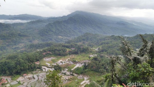 Foto: Pemandangan Puncak Bangku Ciamis yang Membius