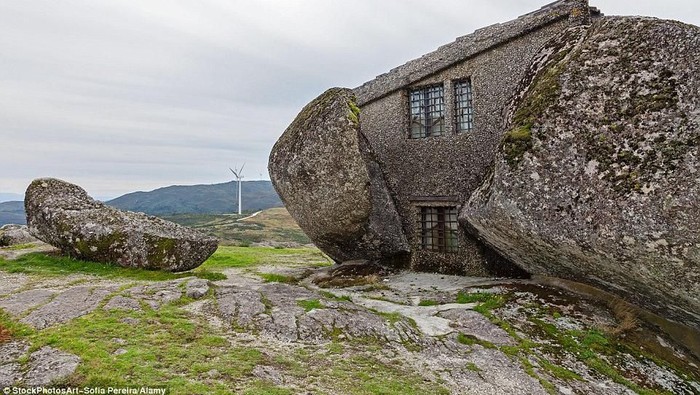 Inspiratif! Rumah Ini Dibangun dari Bebatuan Raksasa