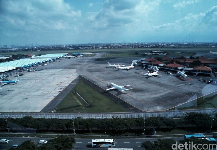 Melihat Pergerakan Pesawat di Runway 3 Bandara Soetta