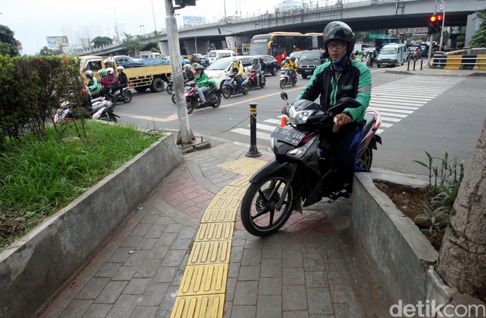 Edan! Jalur Pejalan Kaki Dibajak Pemotor